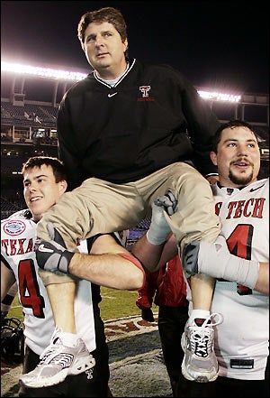 Deadspin | Mike Leach, Texas Tech Finally Renew Their Vows