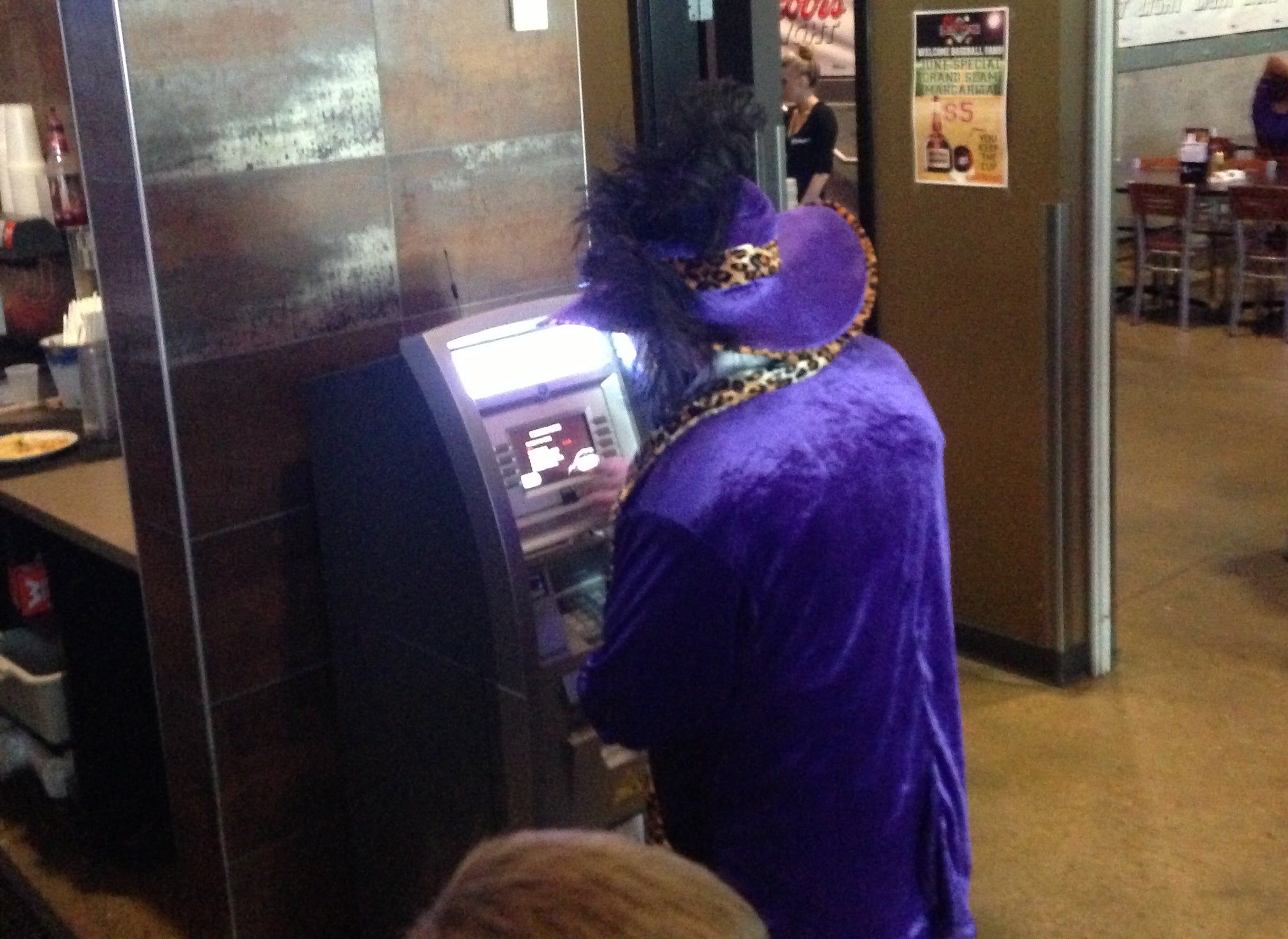 Deadspin | LSU Pimp Knows How To Get That Money At The College World Series