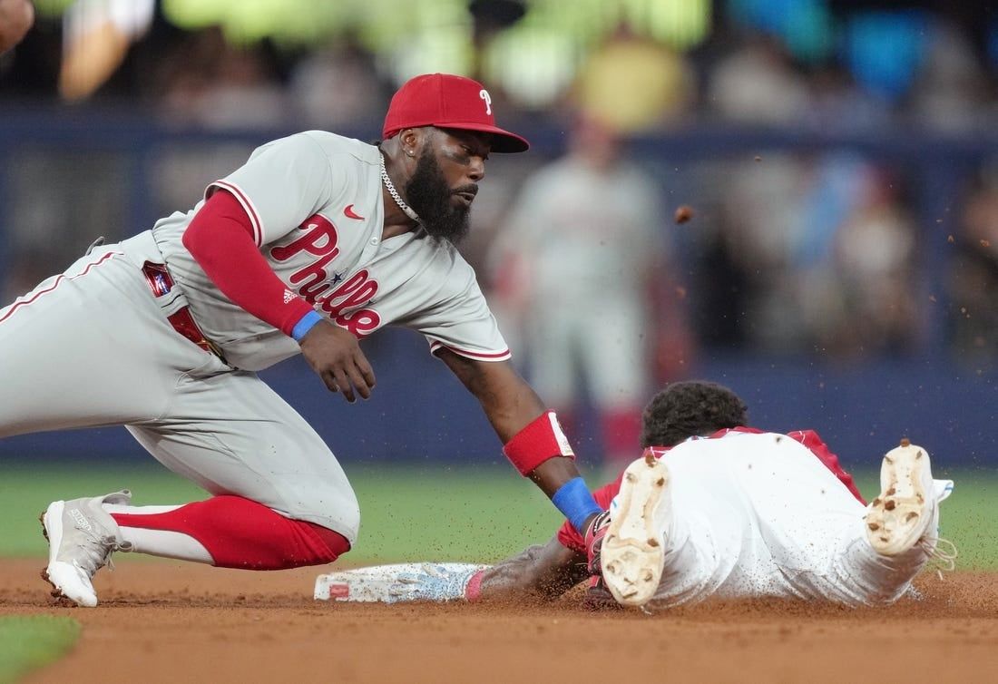 Deadspin | Reds sign veteran infielder Josh Harrison