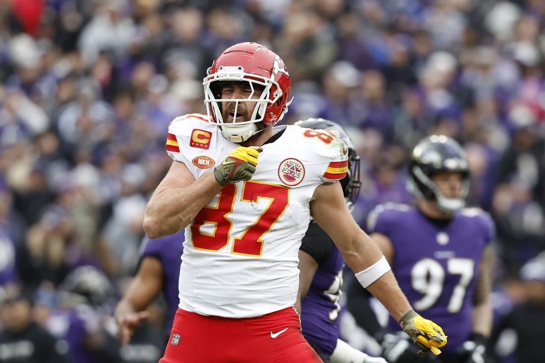 Deadspin | Travis Kelce breaks Jerry Rice's playoff receptions record
