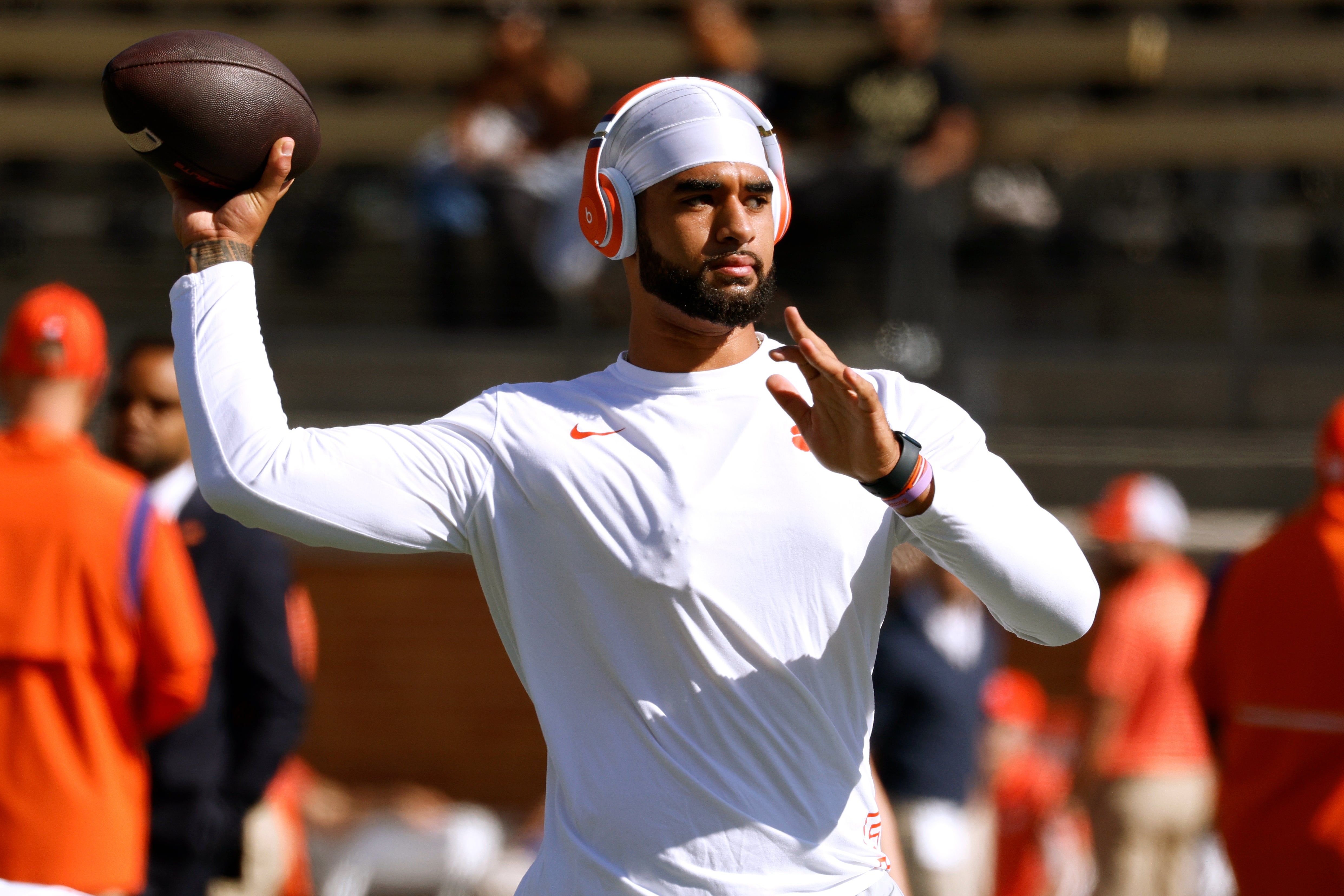 Deadspin | Is it time for Clemson to permanently bench D.J. Uiagalelei?