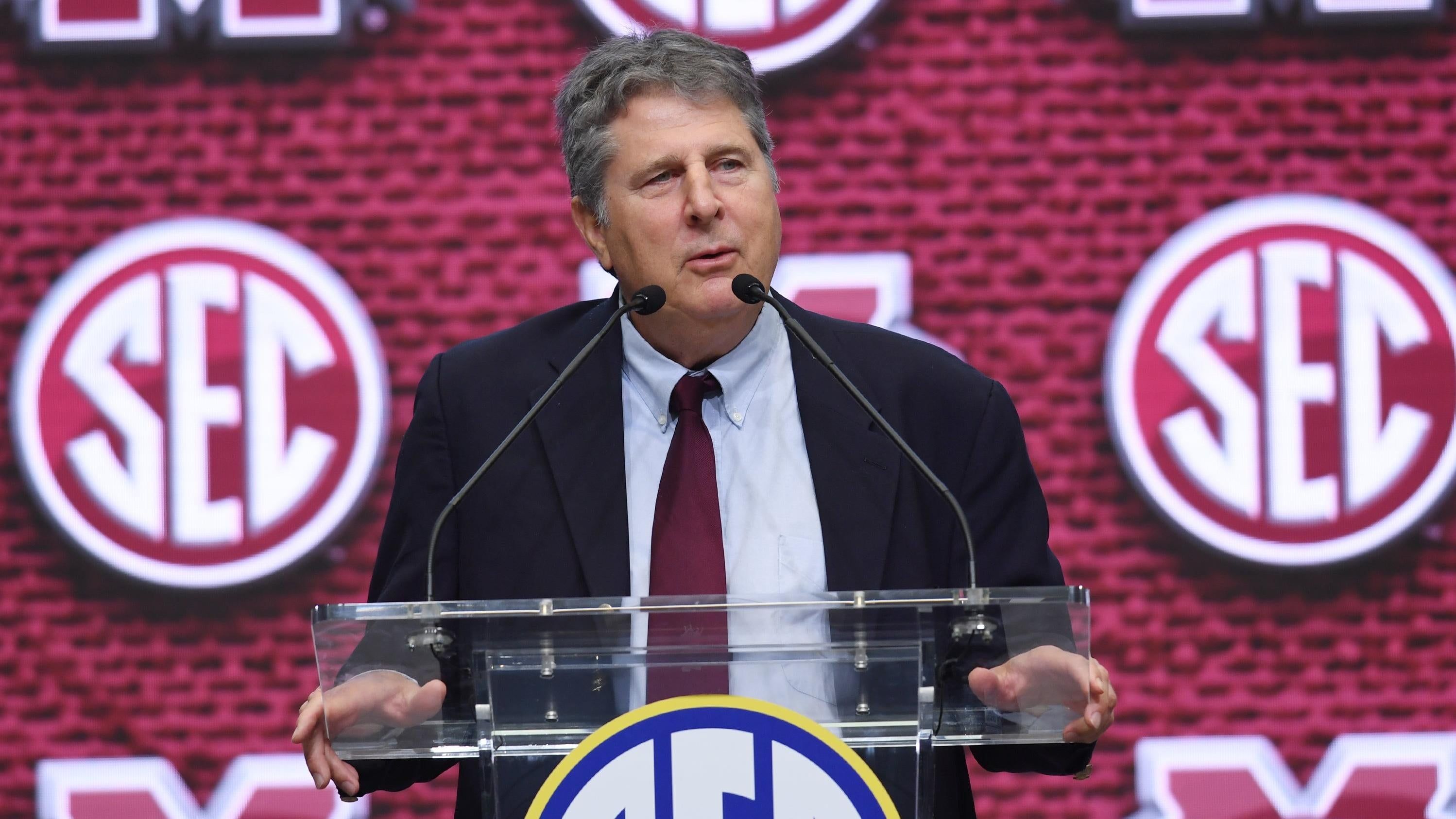 Deadspin | Longtime college football coach Mike Leach dies at 61