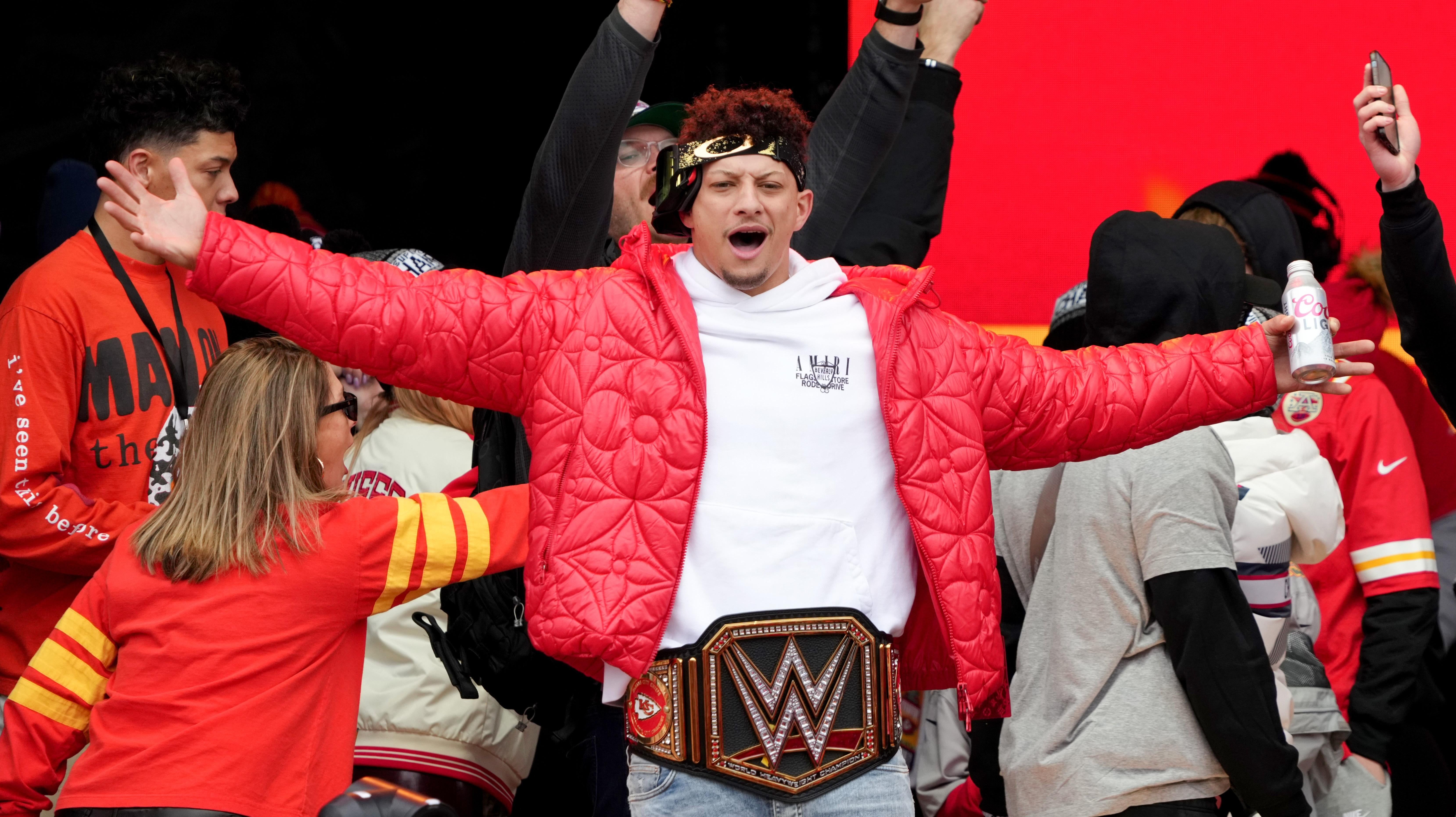 Deadspin | Couldn't be scripted better: Netflix QB doc focuses on NFL ...