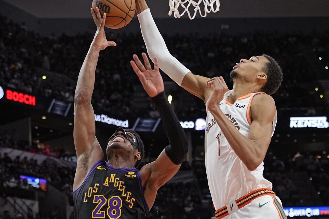 Deadspin | Spurs look to build on streak-snapping win, host Pelicans