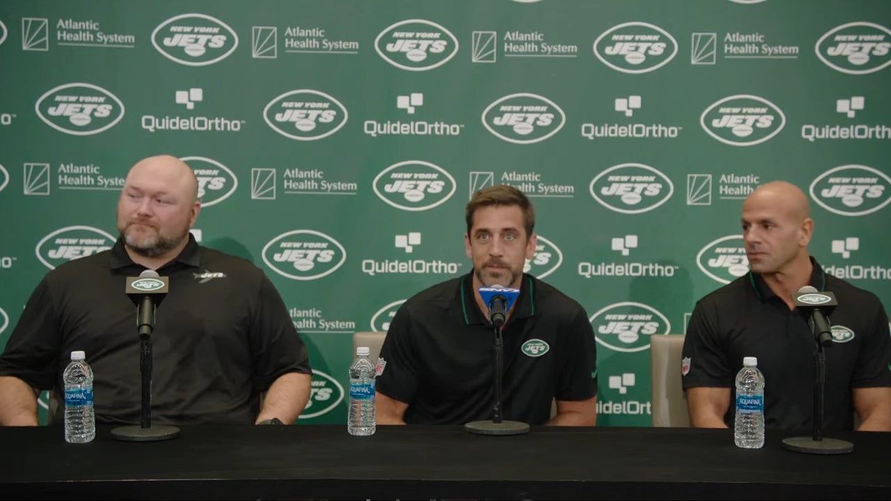 Deadspin | Anti-vaxxer Aaron Rodgers introduced as Jets QB by Johnson ...