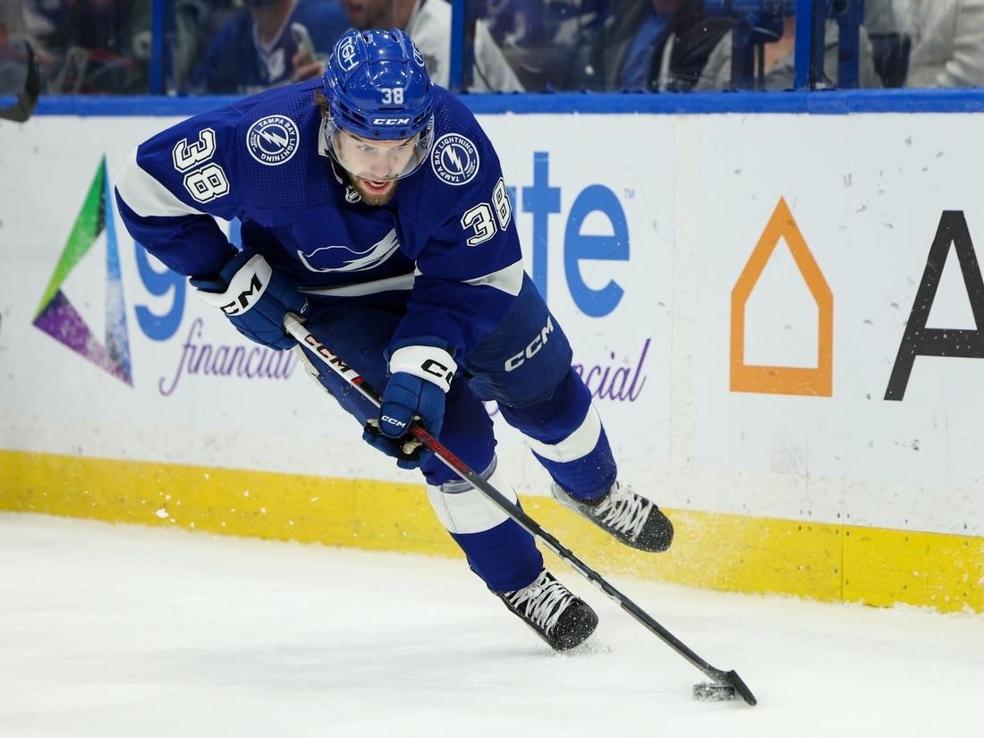Deadspin | Late goals lift surging Capitals past Lightning