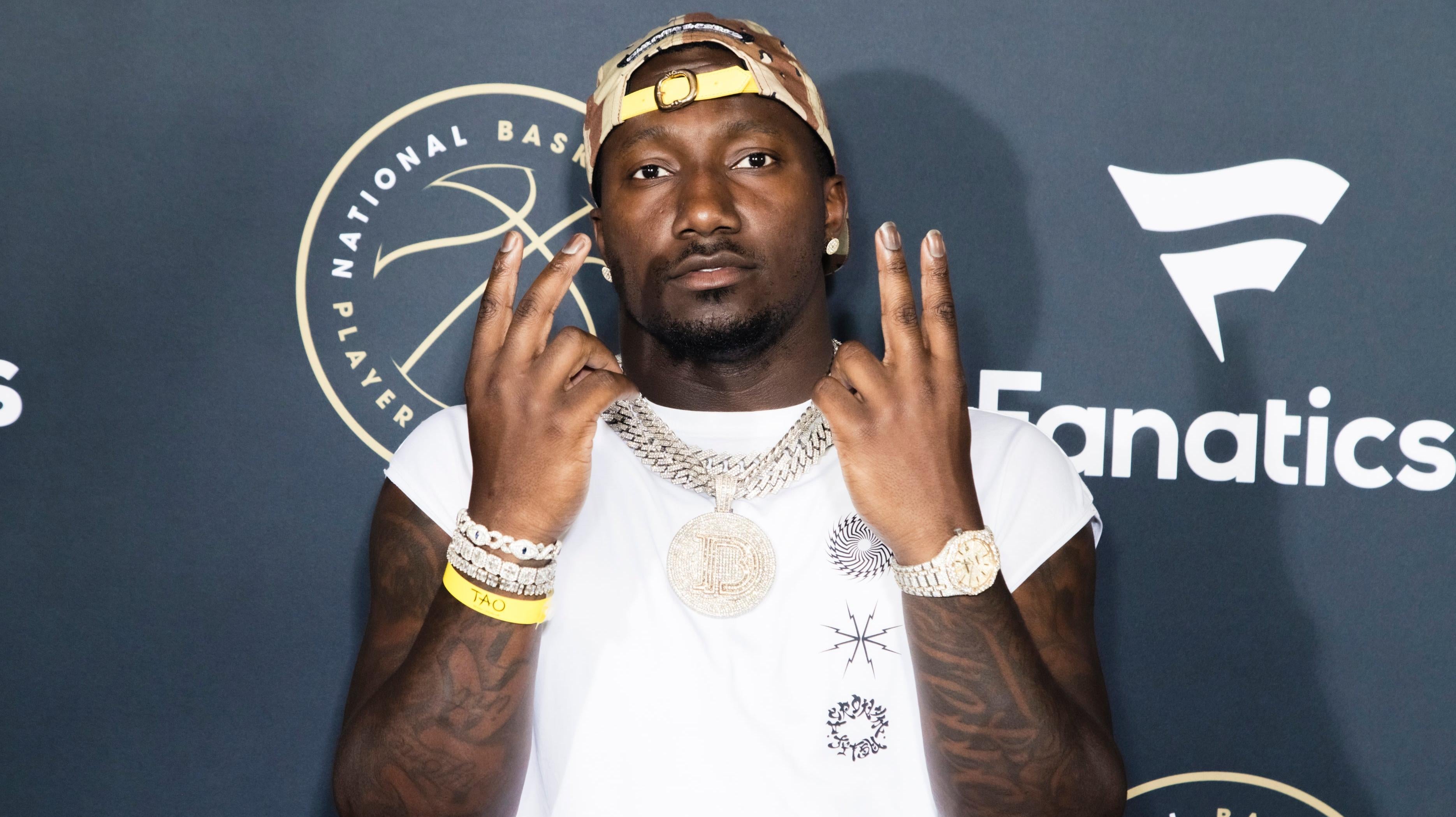 Deadspin | Deebo Samuel chucks up deuces on national radio host Zach Gelb