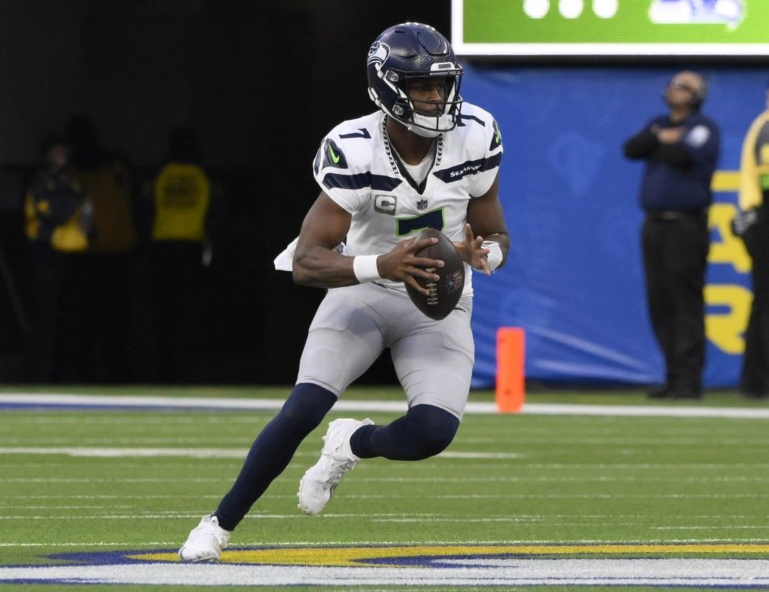 Deadspin | Seahawks hope Geno Smith heals up for division showdown vs ...