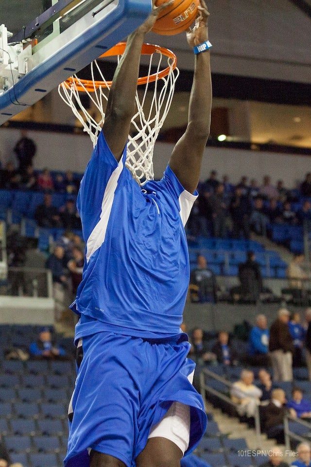 Deadspin | Headless Basketball Player!
