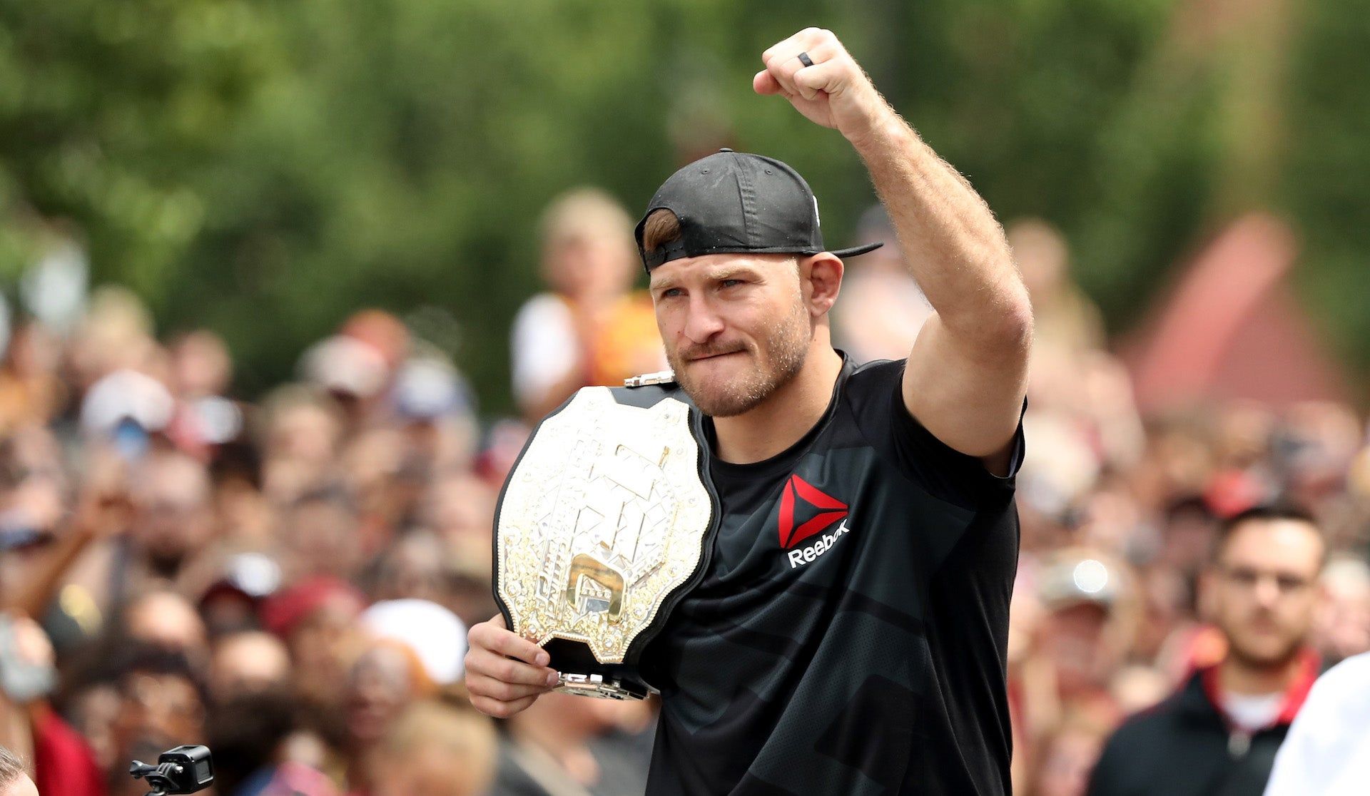 Deadspin | The UFC Heavyweight Title Is On The Line Saturday Night ...