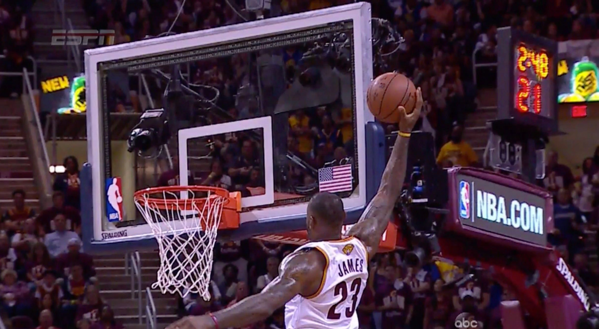 Deadspin | LeBron Jumped To The Moon To Slam This Alley-Oop Home