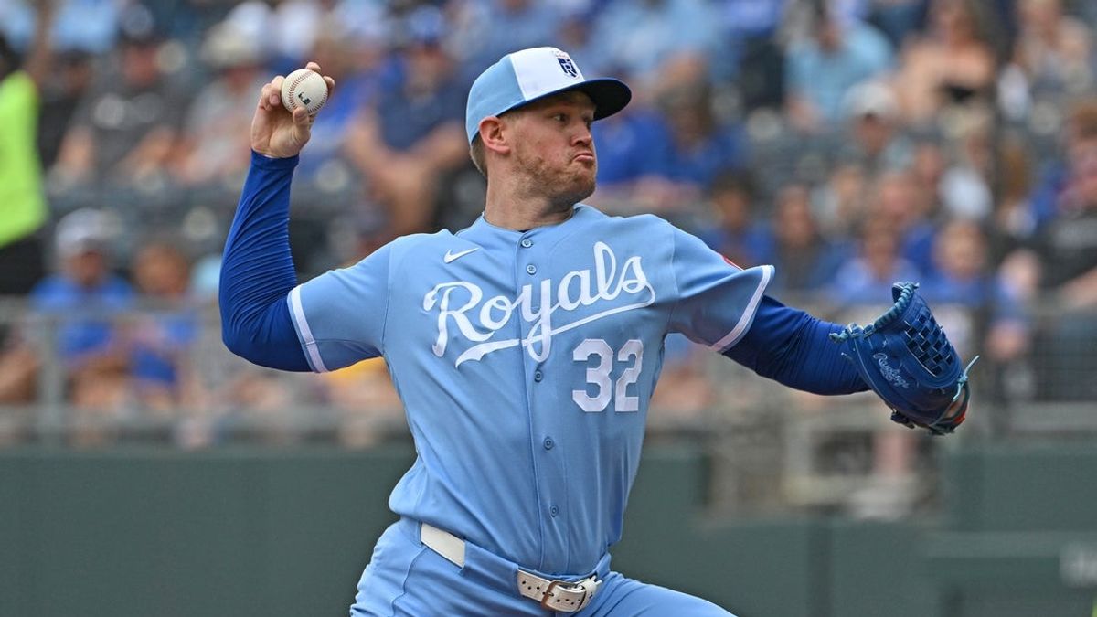 Deadspin | Royals' Stephen Kolek fires 4-hit CG shutout vs. Mariners
