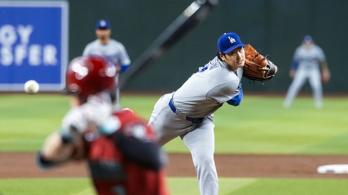 Deadspin | Shohei Ohtani shines on mound, at plate as Dodgers blank D-backs