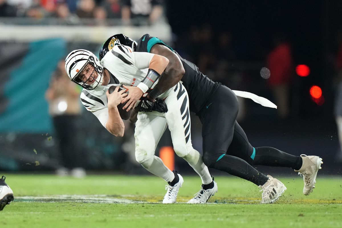 Deadspin | This week in the sports world: NFL refereeing under fire ...