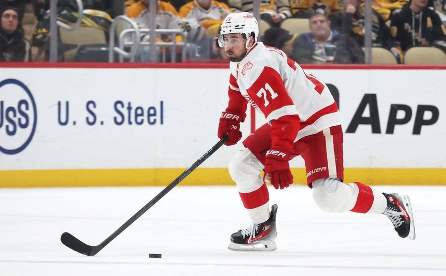 Deadspin | Wings roll with line changes as Canucks eye end to skid