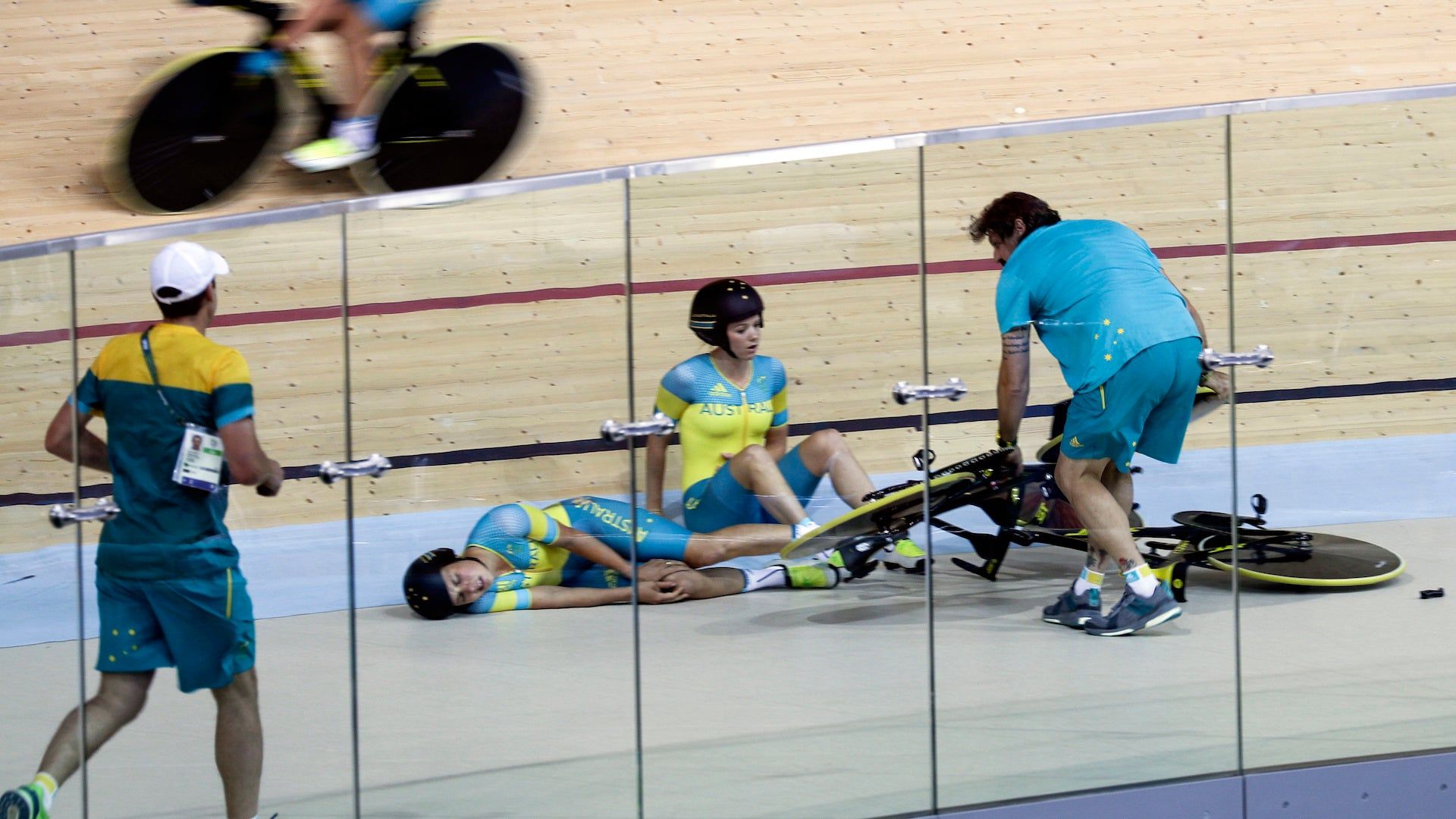 Deadspin | High-Speed Training Crash Sends Australian Track Cyclist To ...
