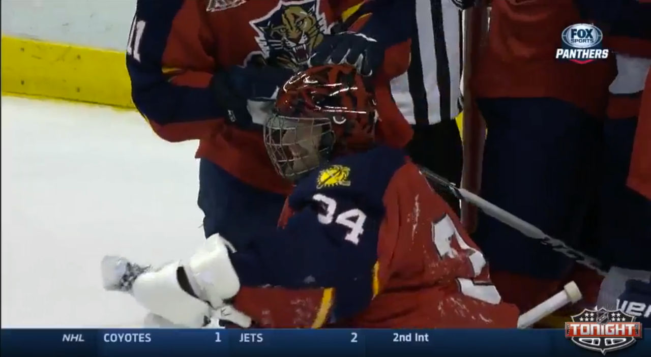 Deadspin | Tim Thomas Makes Outstanding Save After Falling On His Ass