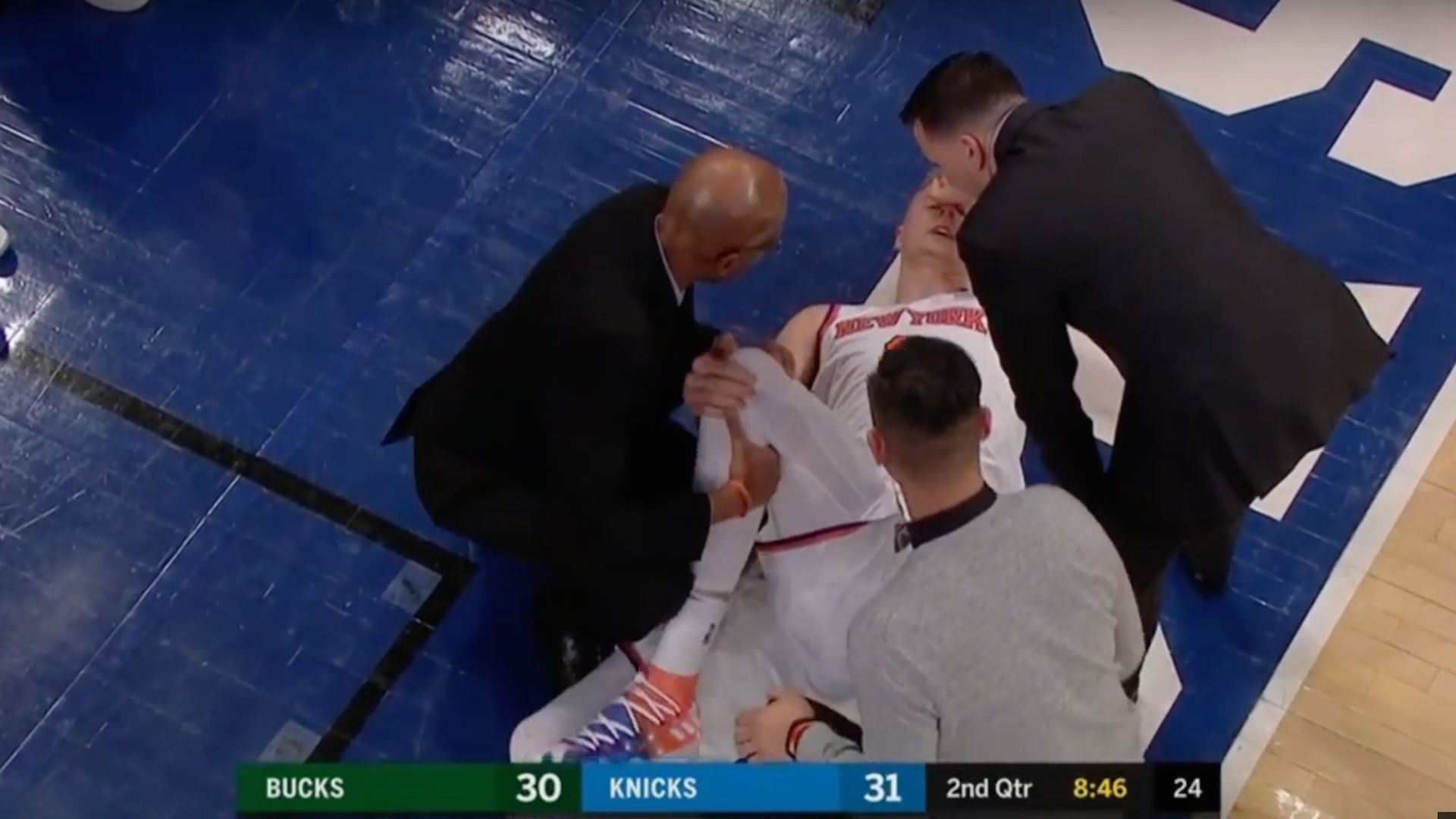 Deadspin | Kristaps Porzingis Helped Off Court After Ugly Knee Injury ...