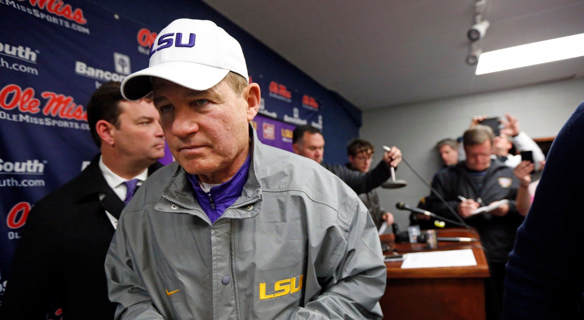 Deadspin | Everything You Need To Know About Les Miles' Job Status