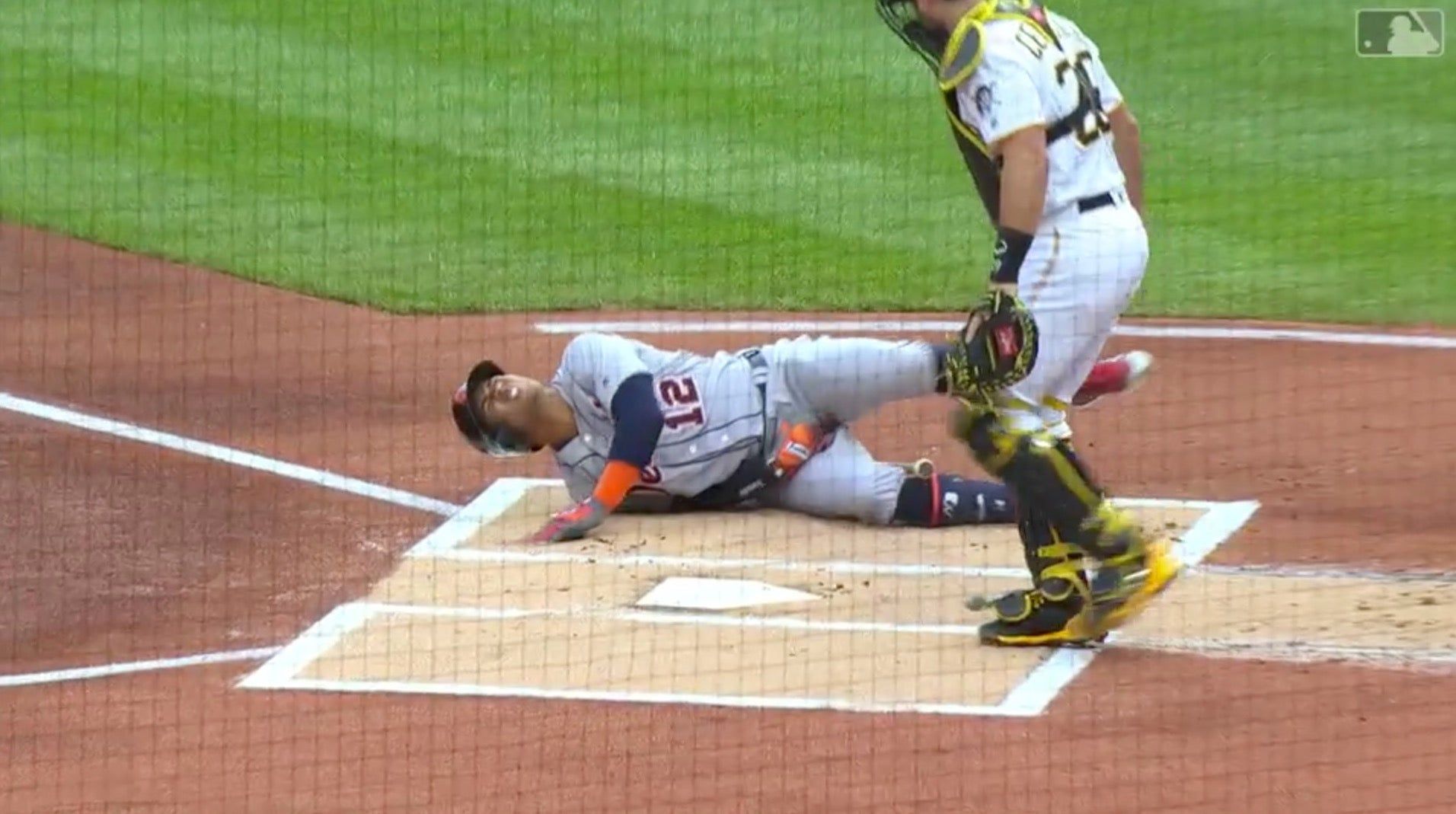 Deadspin | Leonys Martín Hits Dong, Then Hits Dong